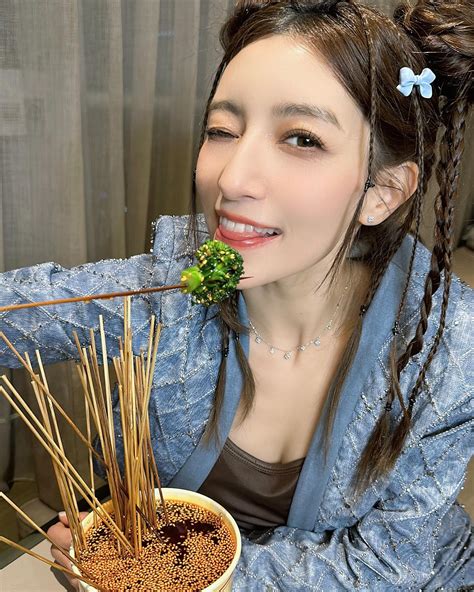 Lara Liang Veronin 梁心頤 2025開始了！不要求自己變得多完美，但認真感受每一個宇宙給的禮物。跟大家分享一句我哥的提醒：「我們往往會忘記，其實每個人都只是努力在摸索而已