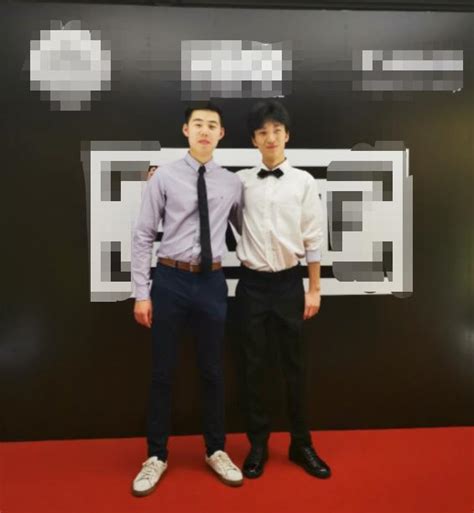 張藝謀小32歲嬌妻曬全家福！仨兒女神似爸爸，20歲兒子撞臉常遠？ 每日頭條