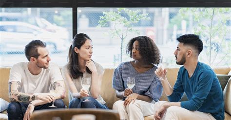 남자와 여자가 하우스 파티를 하고 수다를 떨며 즐거운 시간을 보내고 있다 사진 Unsplash의 식당 이미지