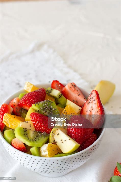 흰색 바탕에 건강 한 신선한 과일 샐러드 그릇입니다 평면도 가로 사진 복사 공간 0명에 대한 스톡 사진 및 기타 이미지 0명 건강한 생활방식 건강한 식생활 Istock