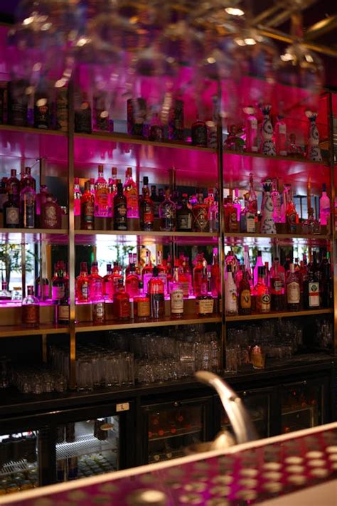 나이트 바 다채로운 도시 설정 도시의 밤문화 라운지 럭셔리 레스토랑 막대기 매우 복잡한 바 세팅 바 인테리어 바 장식 바 카운터 밤 분위기 밤문화