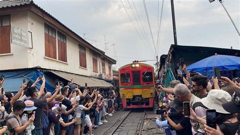 การเมือง ‘รังสิมา พปชร พรึ่บ รับ‘ลุงตู่นั่งรถไฟชมตลาดร่มหุบ ชาวบ้าน