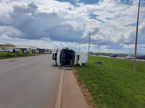 Micro ônibus tomba na BR 070 e deixa 14 feridos 2 em estado grave