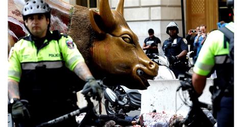 Екоактивисти заляха с червена боя бика пред борсата на Уолстрийт Снимки