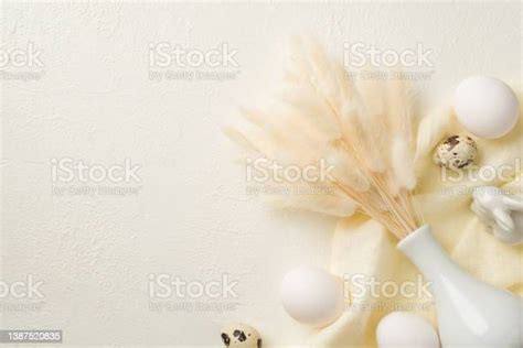 라구루 꽃다발과 부활절 장식 흰색 꽃병의 최고 보기 사진 도자기 부활절 토끼 계란과 빈 공간이 있는 고립 된 흰색 배경에 직물