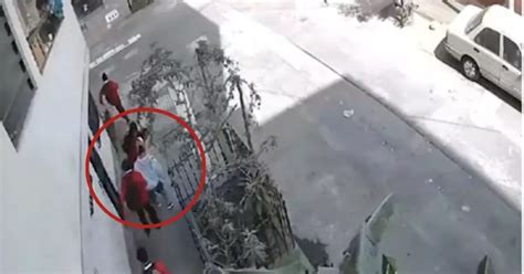 La Victoria delincuentes roban celular a escolar de años La Razón