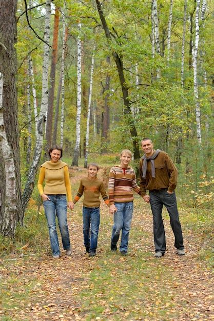 Retrato De Familia De Cuatro En El Parque Foto Premium