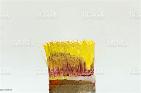 오래된 페인트 브러시와 노란색 아크릴 페인트의 클로즈업 흰색 배경 0명에 대한 스톡 사진 및 기타 이미지 0명 Diy