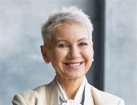 9 Elegant Pixie Cuts For Women Over 50 With Round Faces