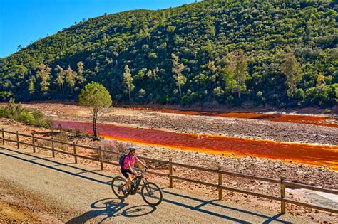 레드 리버 리오 틴토 안달루시아 스페인에서 전기 산악 자전거로 자전거를 타는 여자 안달루시아에 대한 스톡 사진 및 기타 이미지