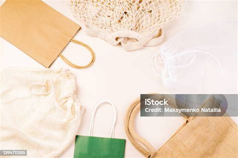 Eco Bagszero는 저장을위한 Tring 및 캔버스 백으로 최소한의 구성을 낭비합니다 폐기물 제로 환경 친화적 인 쇼핑 상단보기 플랫 레이 배경에 에코 가방의 다양성