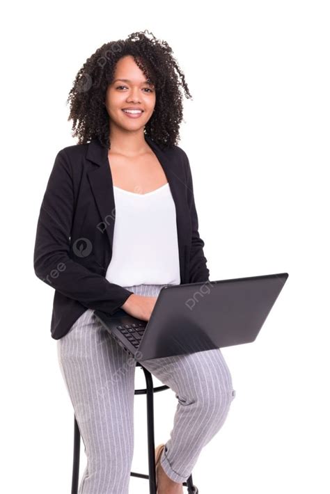 직장에서 아프리카 비즈니스 우먼 랩톱 Pc를 사용하는 젊은 아프리카 비즈니스 여성 사진 배경 및 무료 다운로드를위한 그림 Pngtree