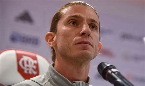 Estreia de Filipe Luís no Flamengo é destaque em jornal espanhol
