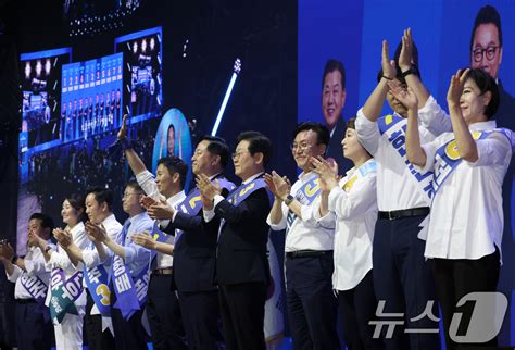 당원들에게 인사하는 민주당 대표 및 최고위원 후보들 뉴스1