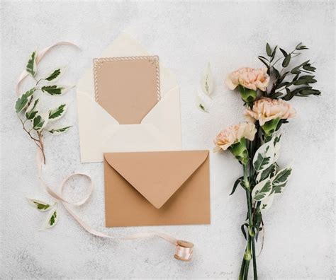 Tarjetas de invitación de boda con flores Foto Gratis