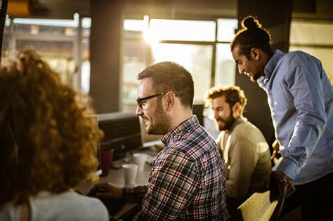 기업 사무실에서 데스크톱 Pc에서 작업 하는 행복 한 프로그래머의 프로필 보기 It 지원에 대한 스톡 사진 및 기타 이미지 It 지원 그래픽 디자이너 기업 문화