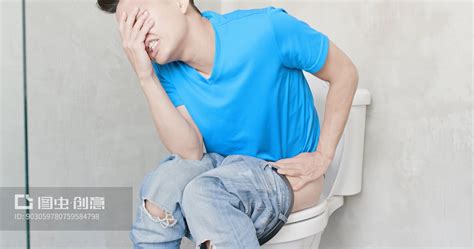 男人因便秘而感到疼痛