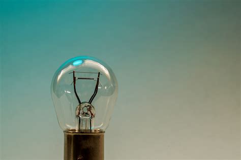 전구 할로겐 백열 램프는 12볼트 작동시 자동차용 예비 램프입니다 0명에 대한 스톡 사진 및 기타 이미지 0명 Incandescent Bulb 고압 전류 주의