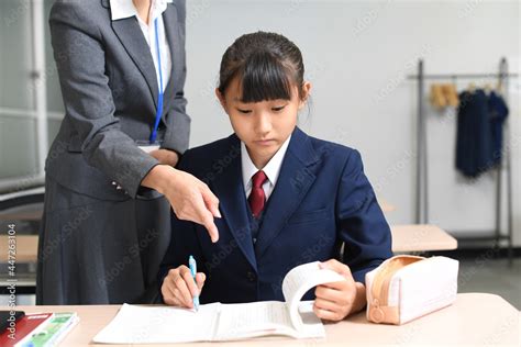 塾で授業を受ける学生と先生講師教師のイメージ Stock Photo Adobe Stock