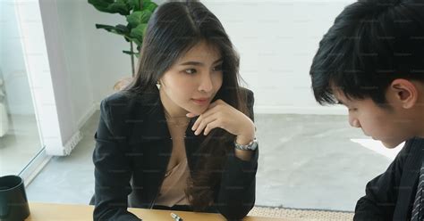 현대 사무실에서 비즈니스 데이터를 논의하고 분석하는 젊은 사업가들 사진 Unsplash의 동료 이미지