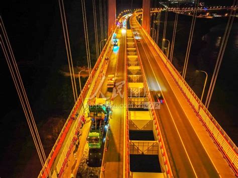 浙江舟山挑灯夜战除路面病害 人民图片网