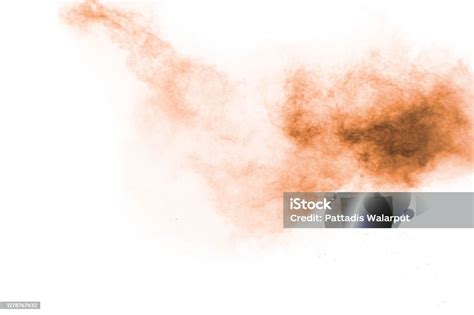 雲を爆発させる茶色のほこり茶色の粒子が白い背景に飛び散った しぶきを上げるのストックフォトや画像を多数ご用意 しぶきを上げる