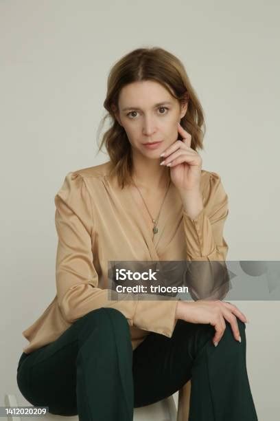 황금색의 탑과 소나무 녹색 스키니 바지를 입은 젊은 여성 모델의 스튜디오 사진 세리에 35 39세에 대한 스톡 사진 및 기타 이미지 35 39세 가을 고전 양식