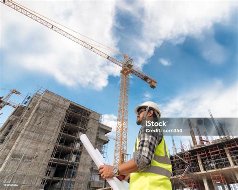 엔지니어링 컨설팅 인력은 그의 손에 청사진을 들고 건설 현장에 사람들 건물 관리자 신축 건물의 건설 현장 점검 도면 및 사업 워크플로우 건설 산업에 대한 스톡 사진 및 기타