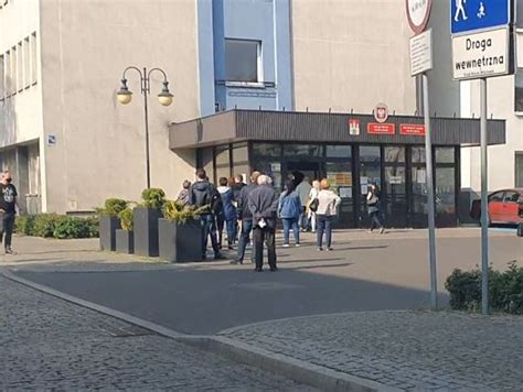 Internauta skarży się na kolejki pod ratuszem Pytamy co je powoduje