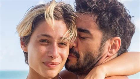 De biquíni Luisa Arraes surge em fotos românticas Caio Blat e