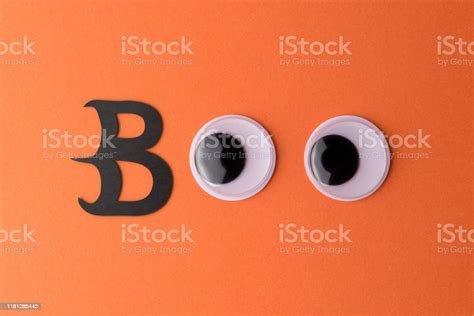 단어 Boo 검은 글자와 끈적 거리는 눈으로 만든 최소한의 할로윈 개념 0명에 대한 스톡 사진 및 기타 이미지 0명 10월