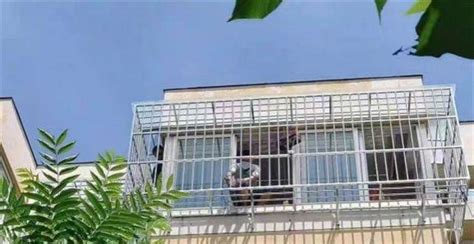 楼上邻居防盗窗凸出墙30公分当阳台用，养花晾衣服，真受够了腾讯新闻