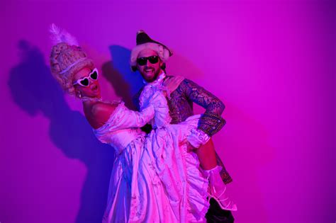 재미와 축하를 상징하는 네온 배경의 복고풍 의상을 입고 춤을 추는 고전적인 귀족 테마 커플 2명에 대한 스톡 사진 및 기타