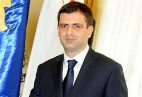 I ngarkuari me punë në Ambasadën e SHBA së Miqësia dhe partneriteti me SHBA në janë të
