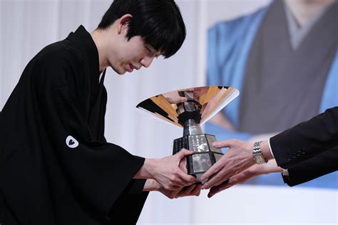 第36期竜王就位式藤井聡太竜王、ファンの前で一層の精進誓う 読売新聞