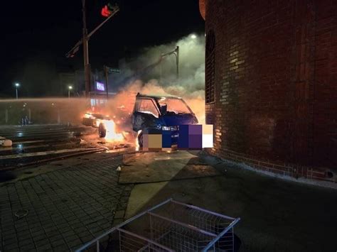 桃園小貨車迴轉遭轎車猛撞衝向民宅爆炸「冒藍火」 駕駛驚險逃死劫送醫 社會 三立新聞網 Setncom