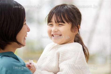 娘を抱っこする日本人の母親の写真素材 203933462 イメージマート
