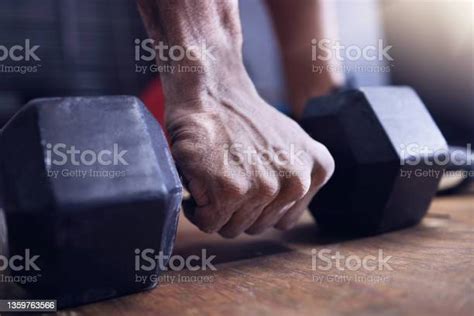 체육관에서 아령과 함께 운동 하는 인식 할 수없는 남자의 샷 30 34세에 대한 스톡 사진 및 기타 이미지 30 34세