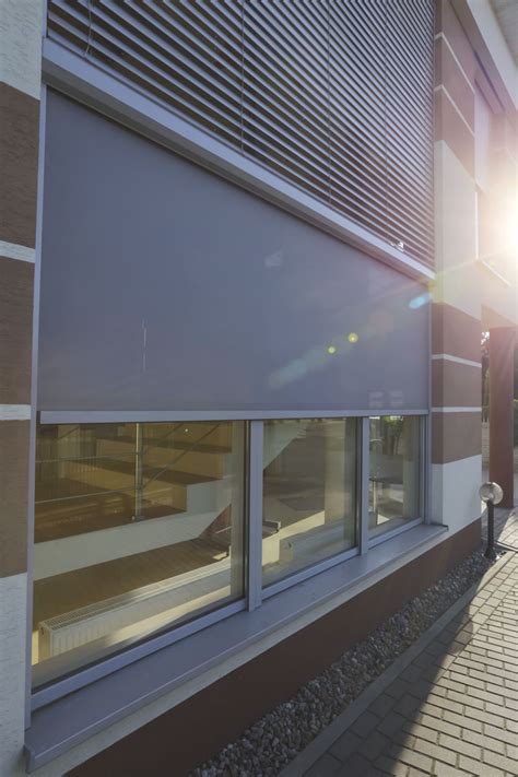 Wielofunkcyjne rolety materiałowe zewnętrzne SCREEN a niższe koszty