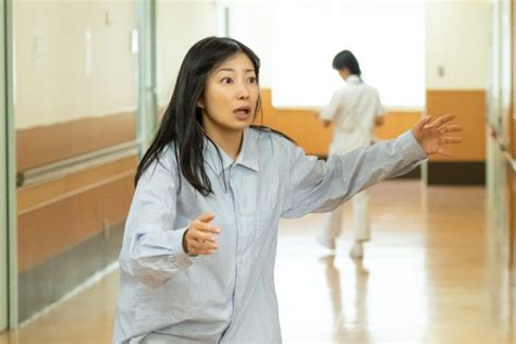 菅野美穂、タフで明るく平凡な主婦ヒロインを熱演『ゆりあ先生の赤い糸』今夜スタート ドラマ ニュース ｜クランクイン！