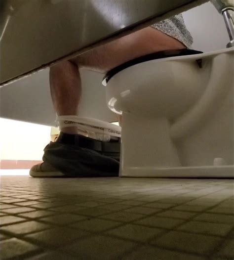 Thick Guy Shitting