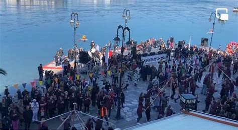 Πλημμύρισε με κόσμο η παραλία της Χαλκίδας στα Γαϊτανάκια του Ευρίπου