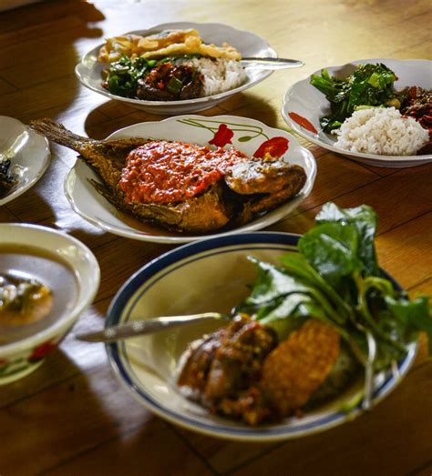 Warung Pecak Pak Sastra Jl Kencana Loka Sektor Xii Samping Sd Islam Cikal Harapan Bsd Mau