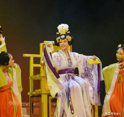 69岁刘晓庆走红毯打扮年轻！脸泛油光笑容满面，扭腰提裙挥手互动女神演出运动