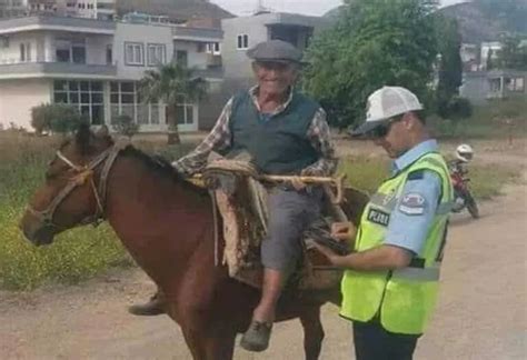Corumda Yolda Trafik Kontrolu Yapan Iki Kafadar Trafik Polisi Evrak