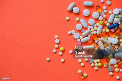 各種医薬品薬錠剤とカプセルと赤い背景の上のボトル薬と様々 な麻薬物質テキストのためのスペースにコピーしますデザインのストック フォト
