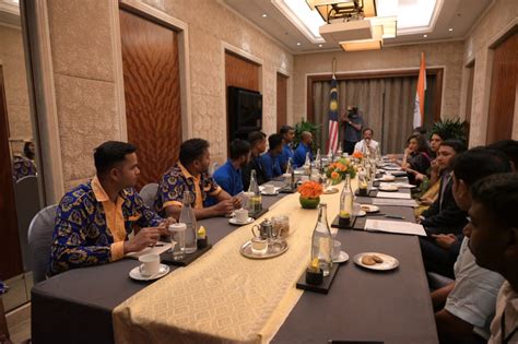 Mos V Muraleedharan Meets Sikh Veterans Of Malaysian Armed Forces