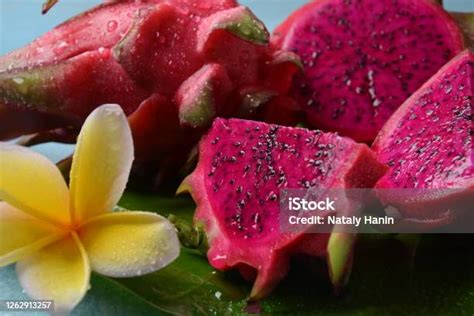 드래곤 과일 는 절반으로 잘라 전체 두 조각 피타하야 과일 0명에 대한 스톡 사진 및 기타 이미지 0명 건강한 식생활 과일 Istock