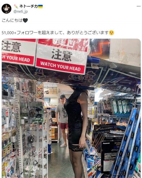 デカ女コスプレイヤー「奇跡の1枚」画像 短いスカート姿で見下ろすのは J Cast ニュース