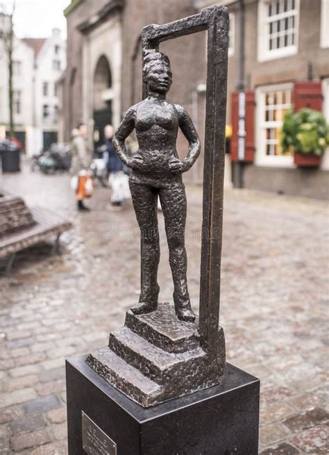 Wordt De Monumenten Eigenzinnige Prostituees Geplaatst Naast De Kerk